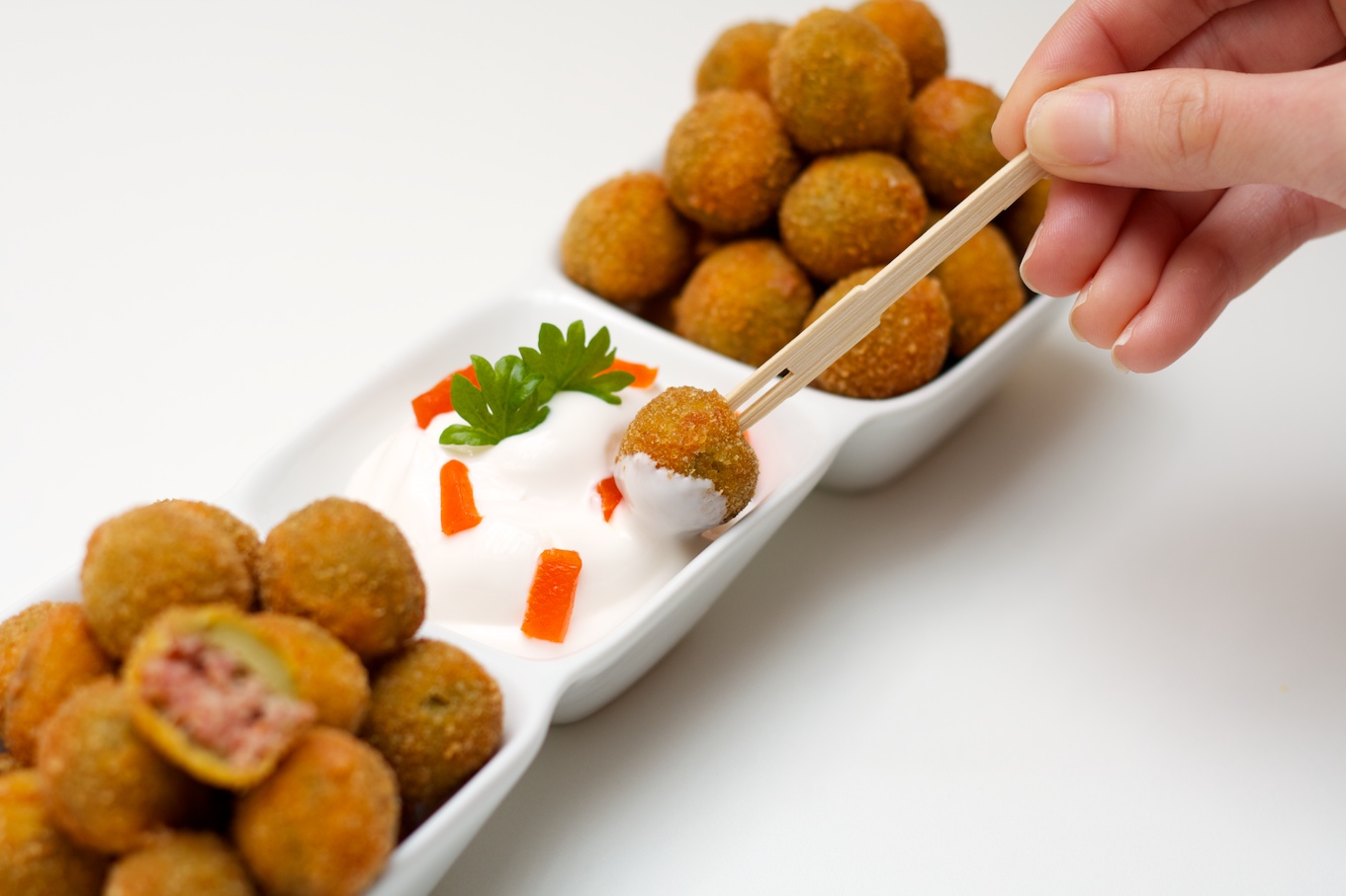 Pohane punjene masline s mortadelom, sirom i milanskom salamom ...